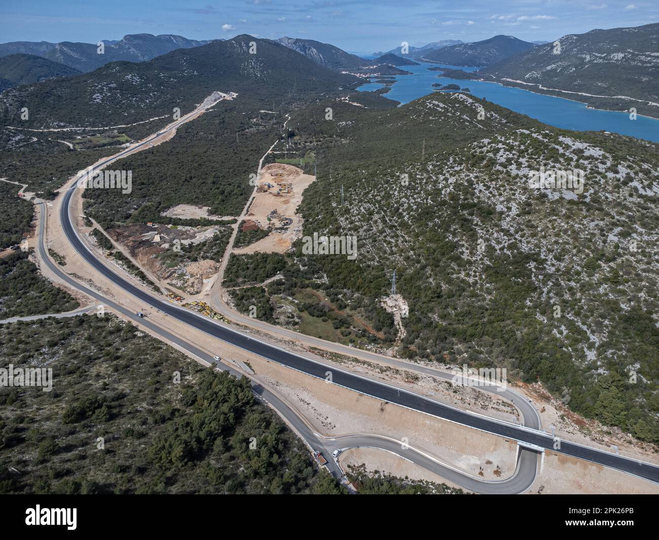Vue aérienne du carrefour Prapratno. Routes d'accès au pont Peljeski, à ...