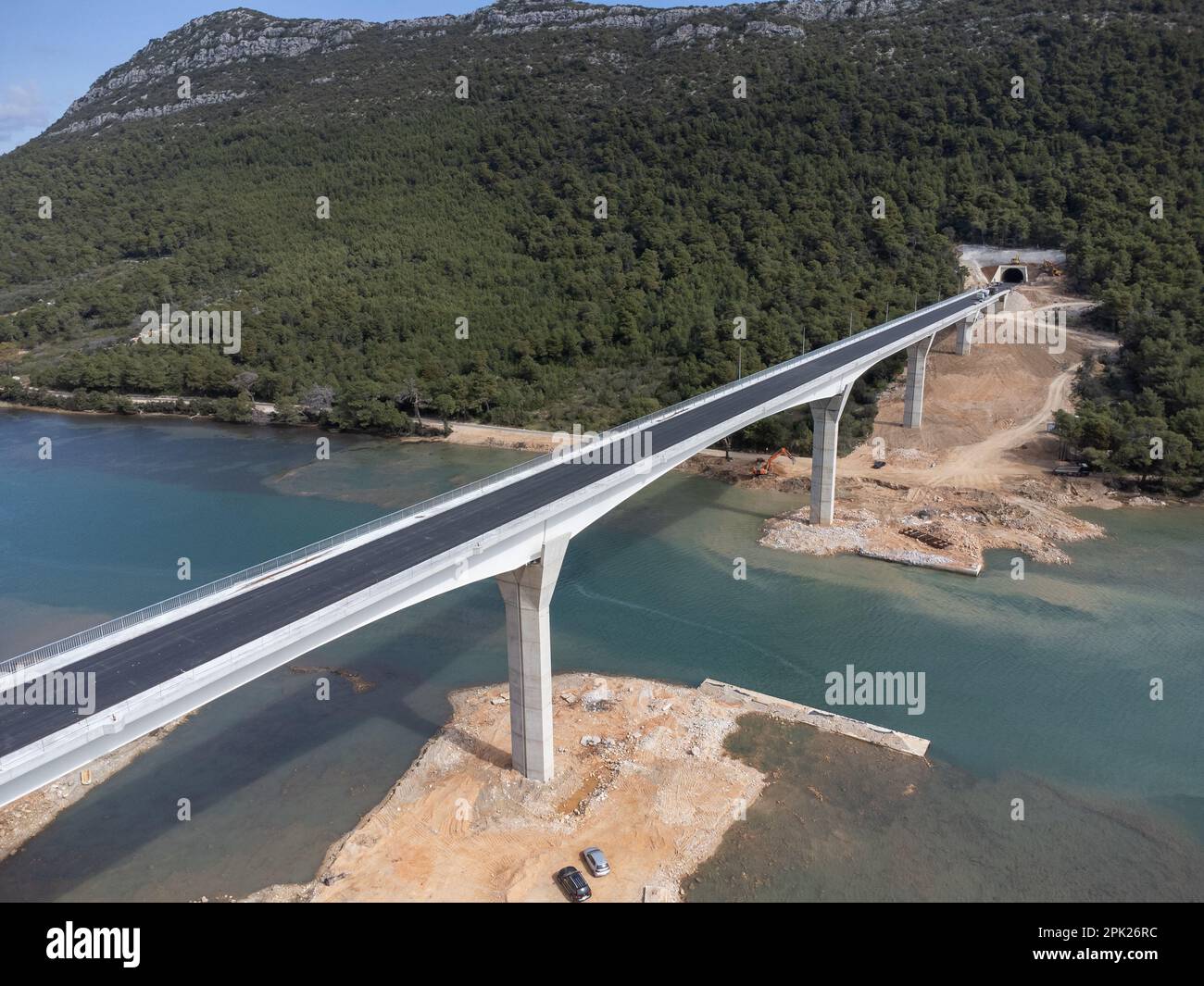 Vue aérienne du pont de Brijesta. Routes d'accès au pont Peljeski, à ...