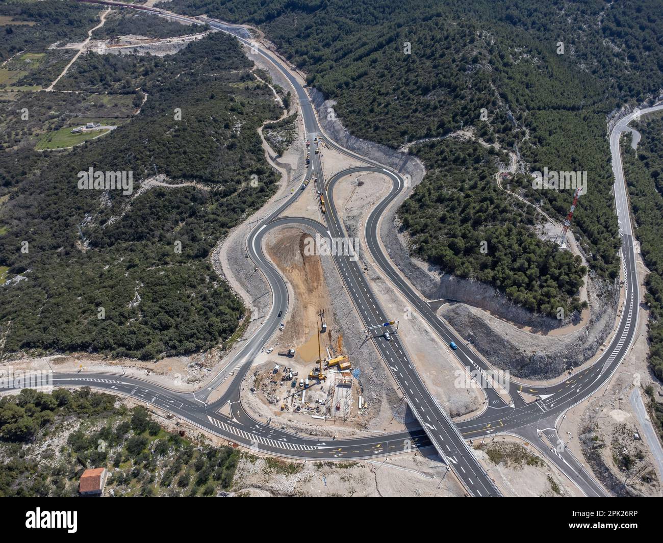 Vue aérienne du carrefour Prapratno. Routes d'accès au pont Peljeski, à ...