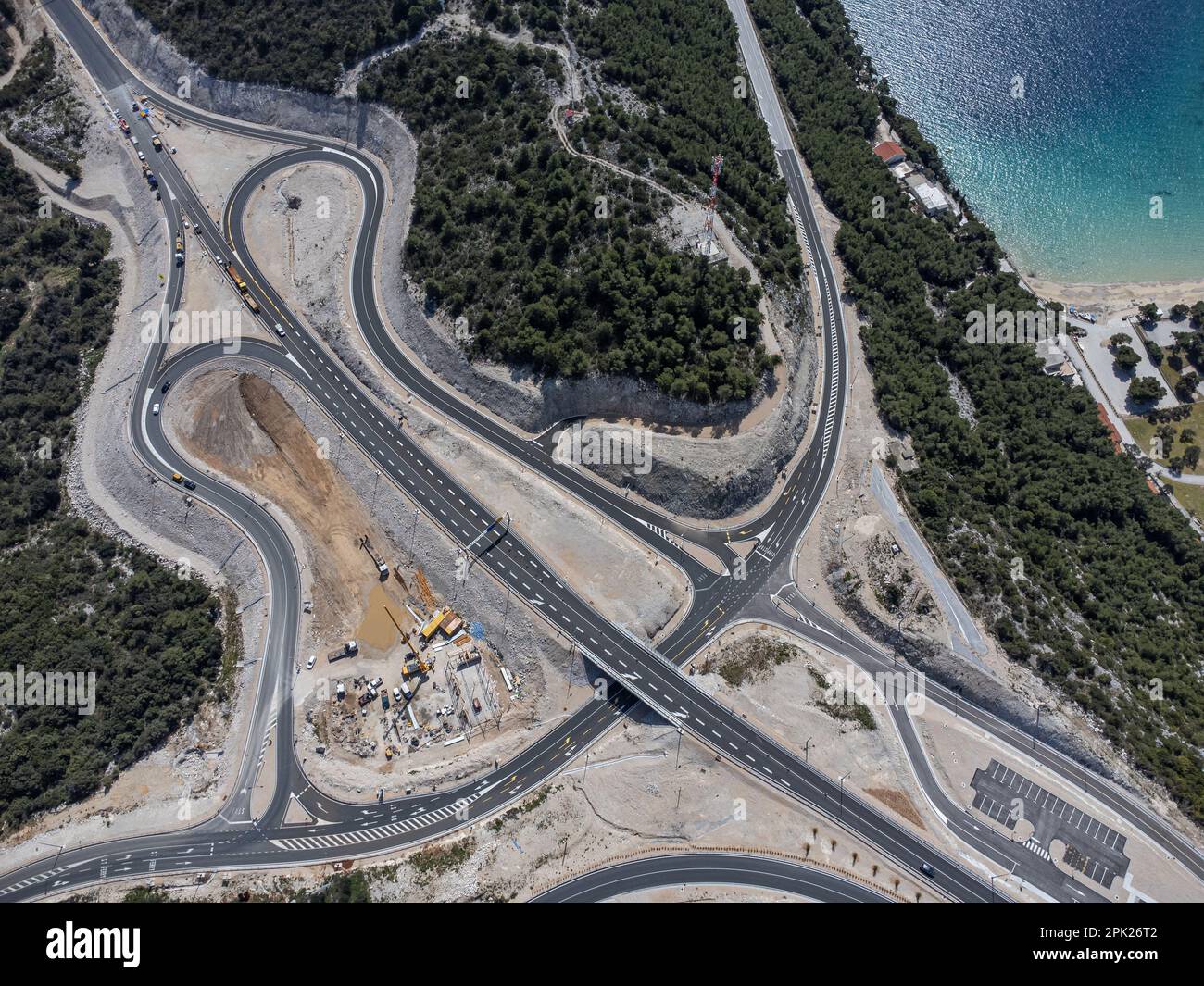 Vue aérienne du carrefour Prapratno. Routes d'accès au pont Peljeski, à ...
