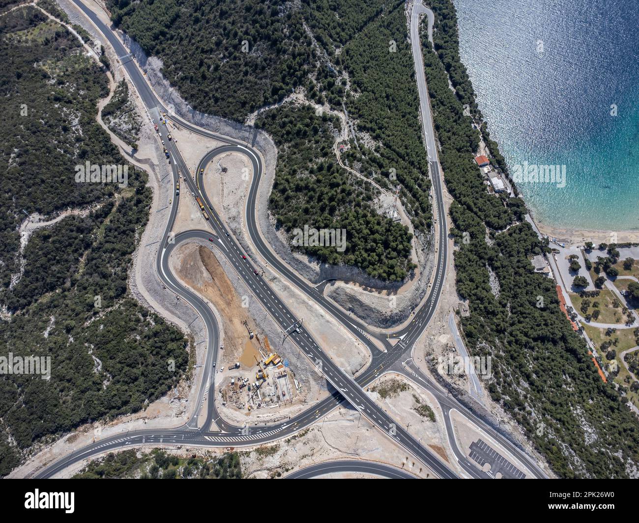 Vue aérienne du carrefour Prapratno. Routes d'accès au pont Peljeski, à ...