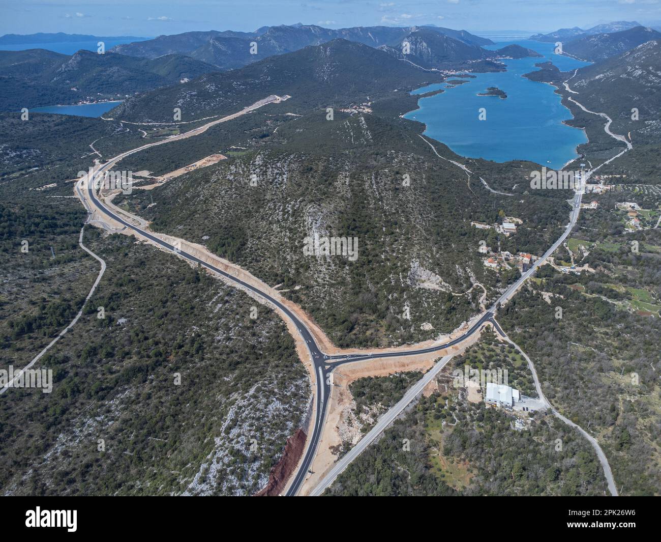 Vue aérienne de la sortie de trafic Zaton Doli. Routes d'accès au pont ...