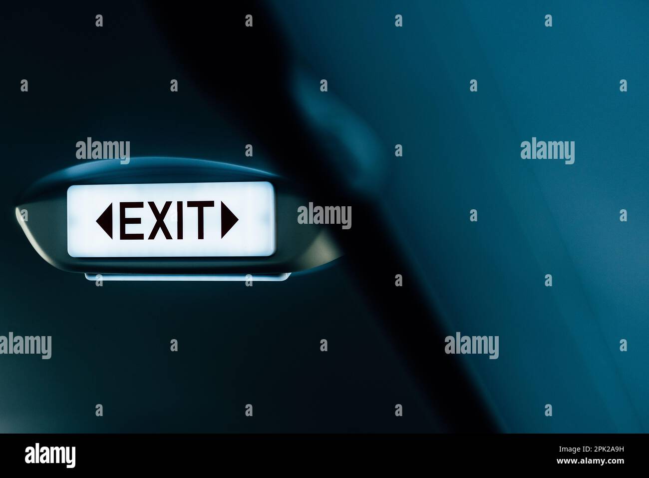 Airplane cabin interior exit sign Banque de photographies et d’images à ...