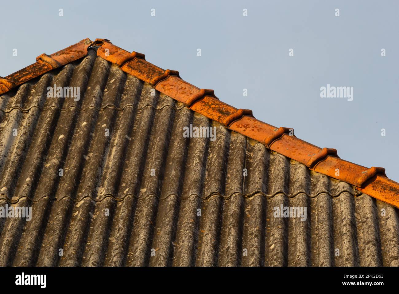 Anciens toits en ciment amiante. Rejet d'amiante dans les bâtiments de ...