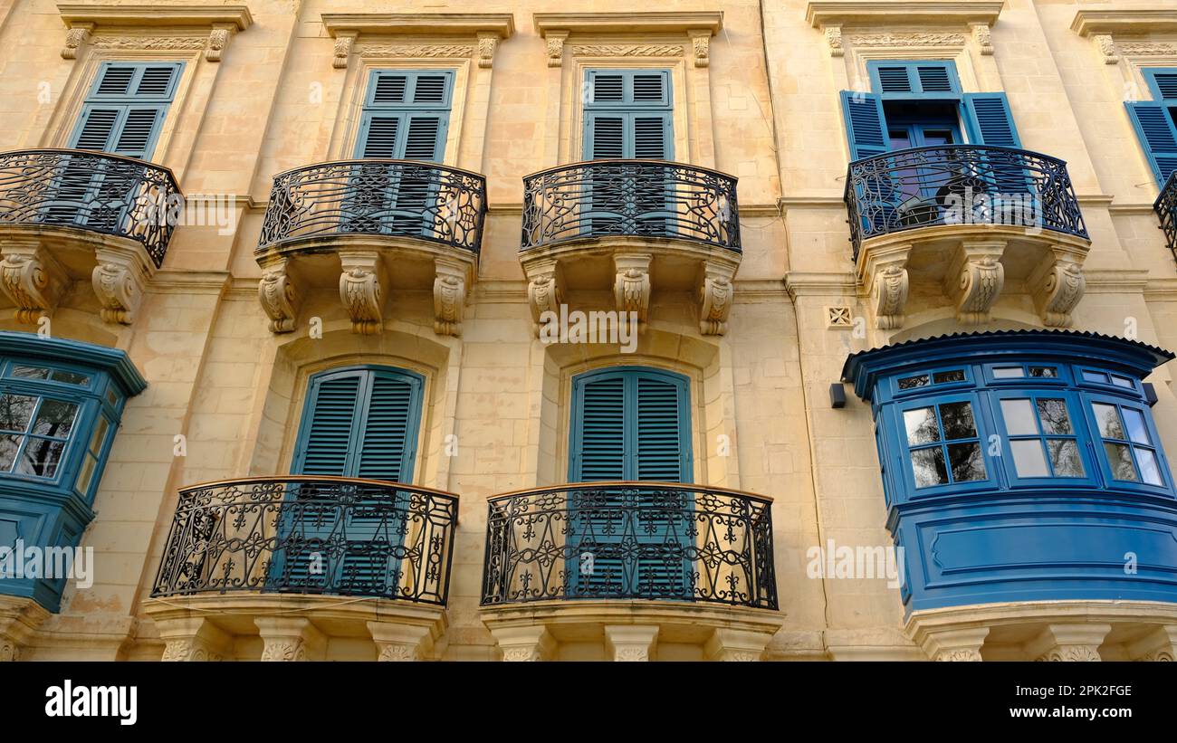 Maisons résidentielles typiques à Malte avec balcons en bois colorés ...