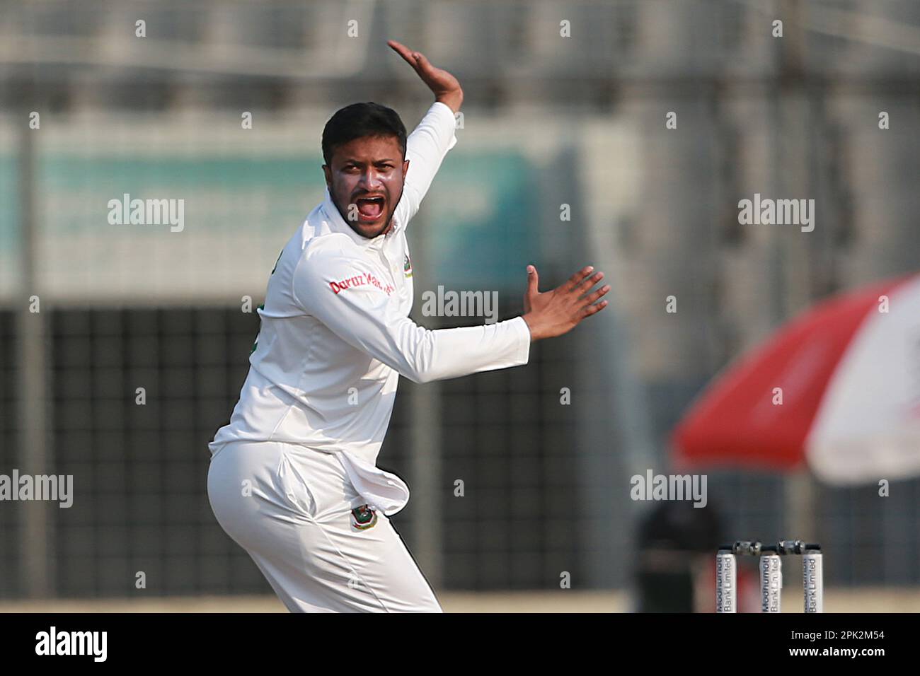 Shakib Al Hasan célèbre pendant la deuxième journée du seul match d ...