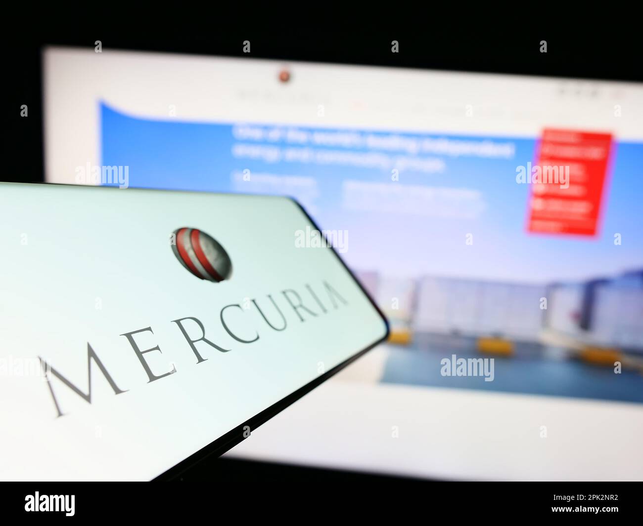 Téléphone portable avec logo de la société Mercuria Energy Group sur l ...