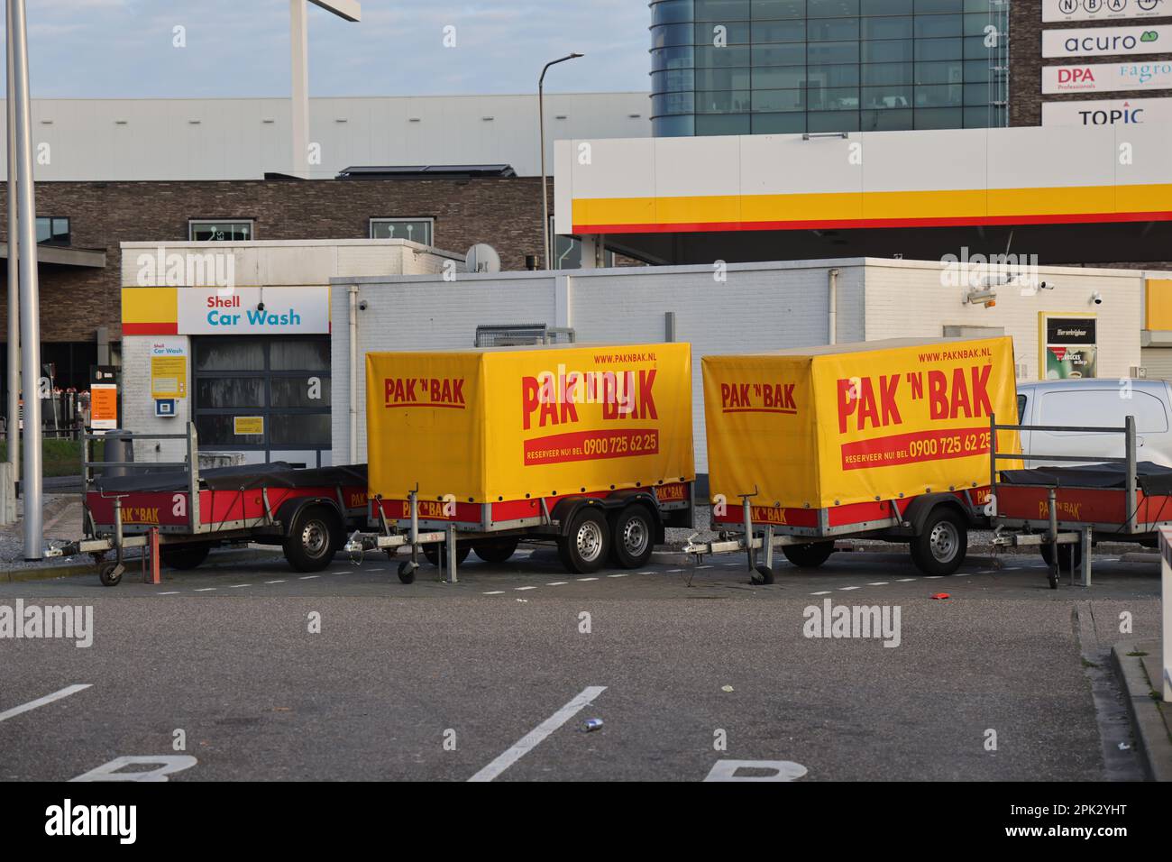 Les remorques de location Pak 'n Bak sont garées devant une station de ...