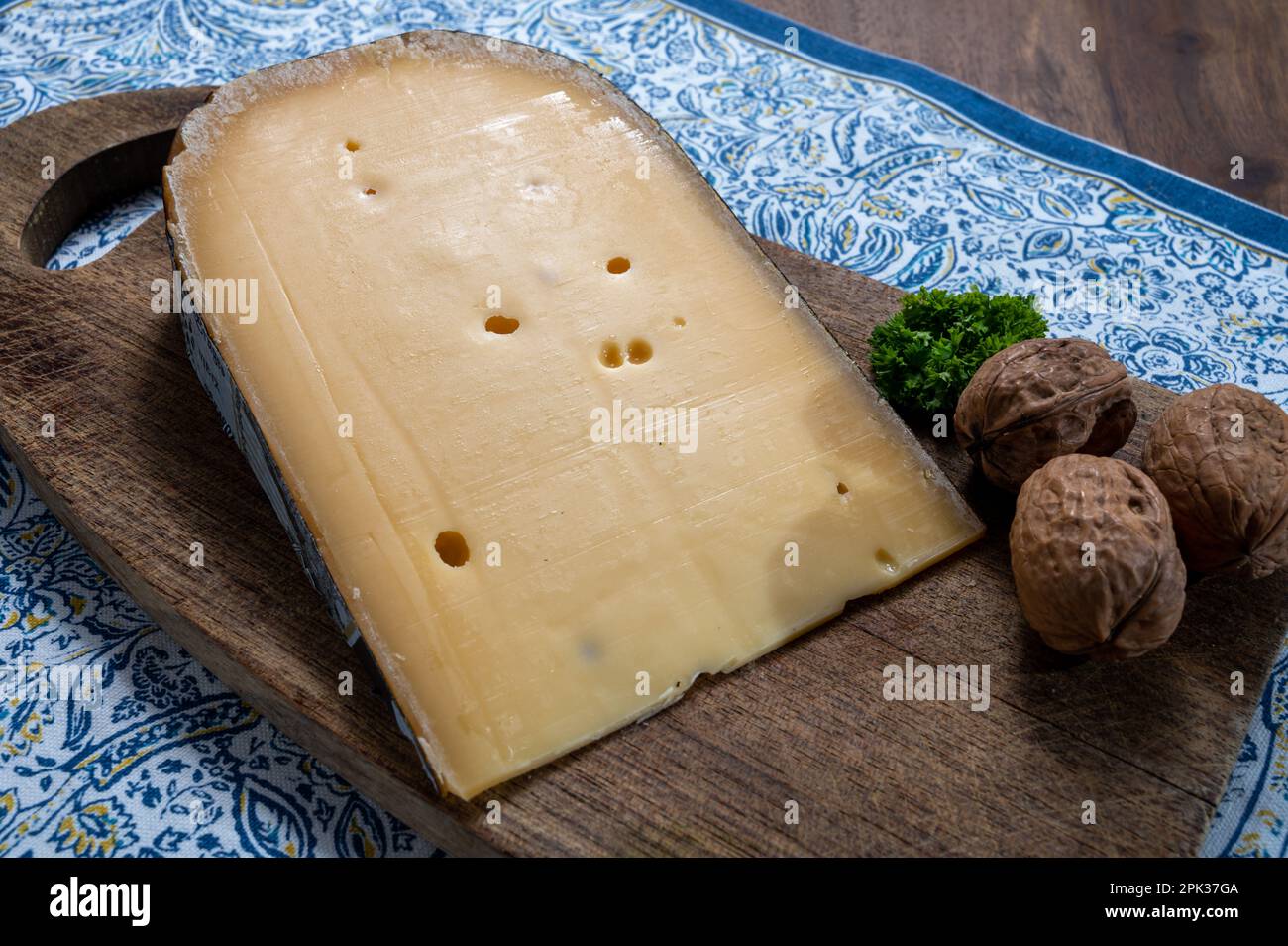 Collection de fromages, vieux fromage de lait de vache jaune belge de ...