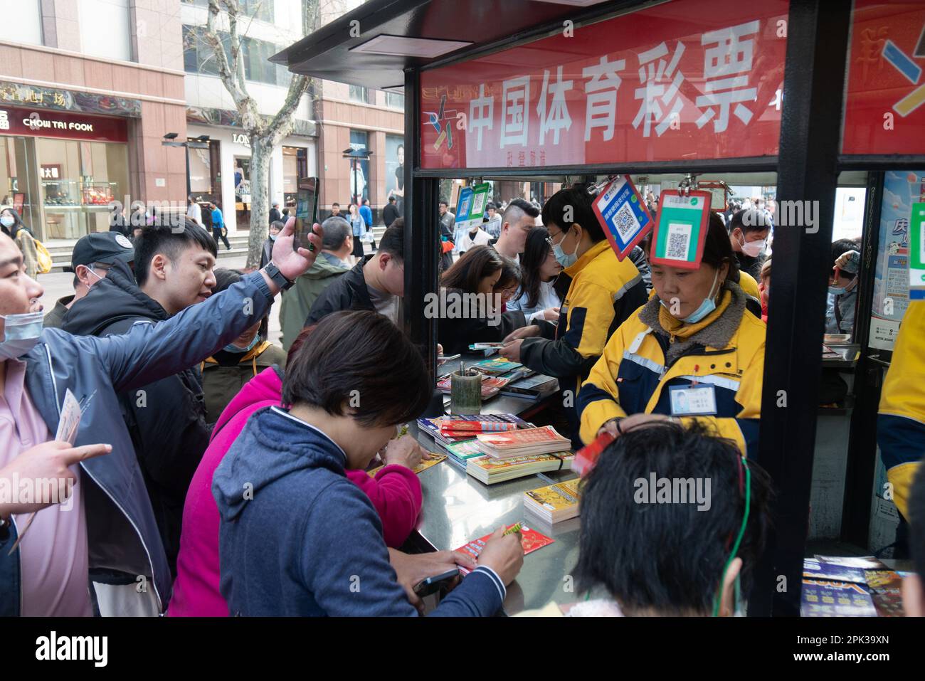 SHANGHAI, CHINE - le 5 AVRIL 2023 - les visiteurs achètent des billets ...
