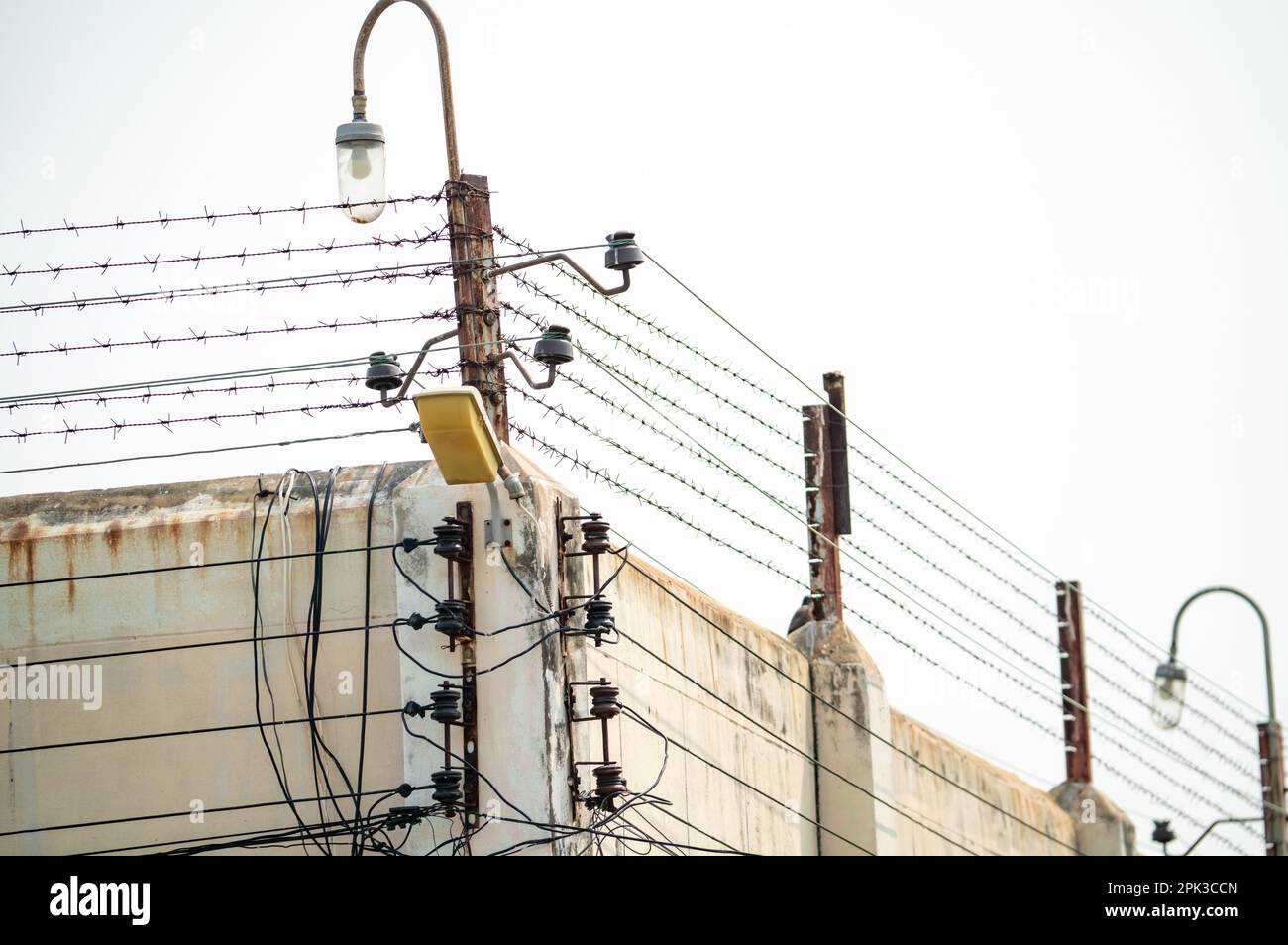 Clôture électrique de sécurité de prison et mur en béton. Barrière de ...