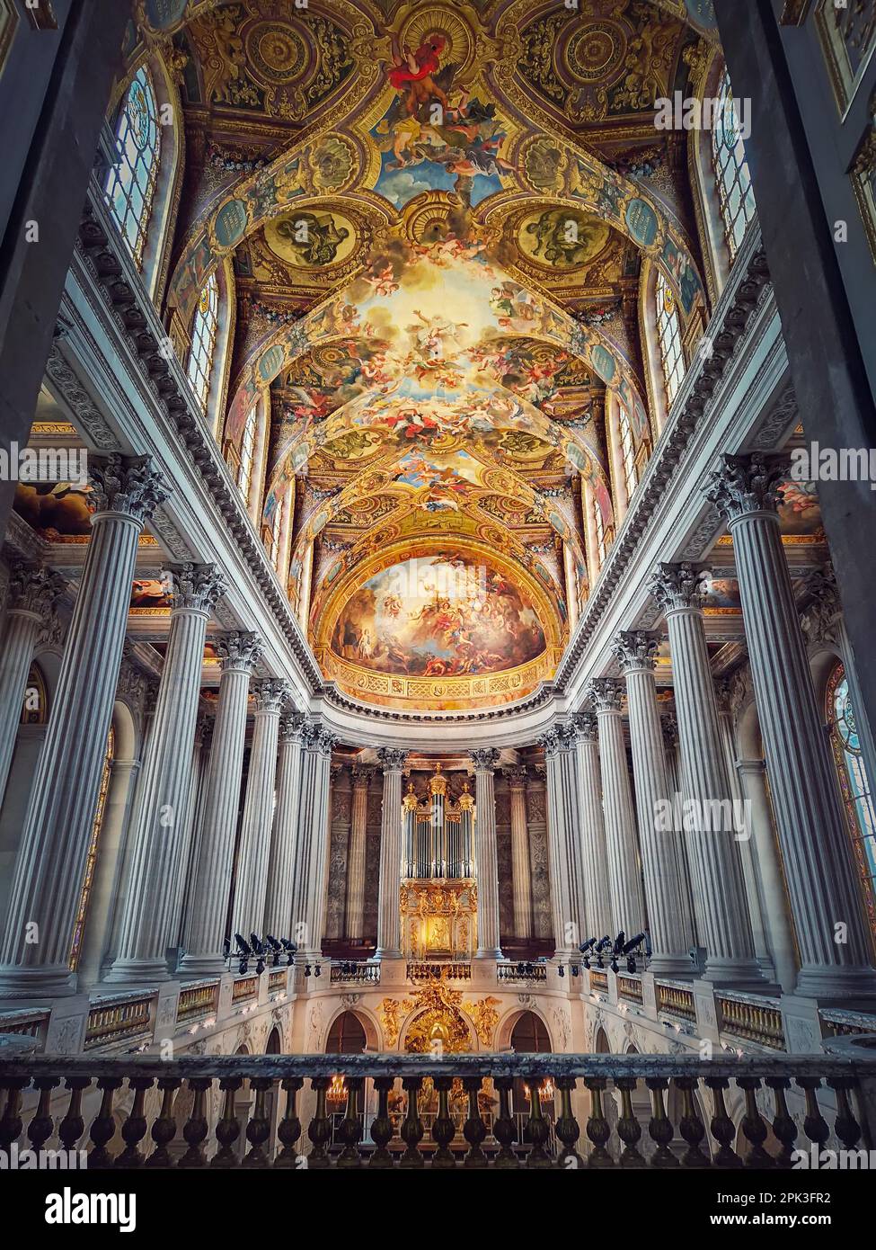 Grande salle d'orgue de la chapelle royale à l'intérieur du château de ...