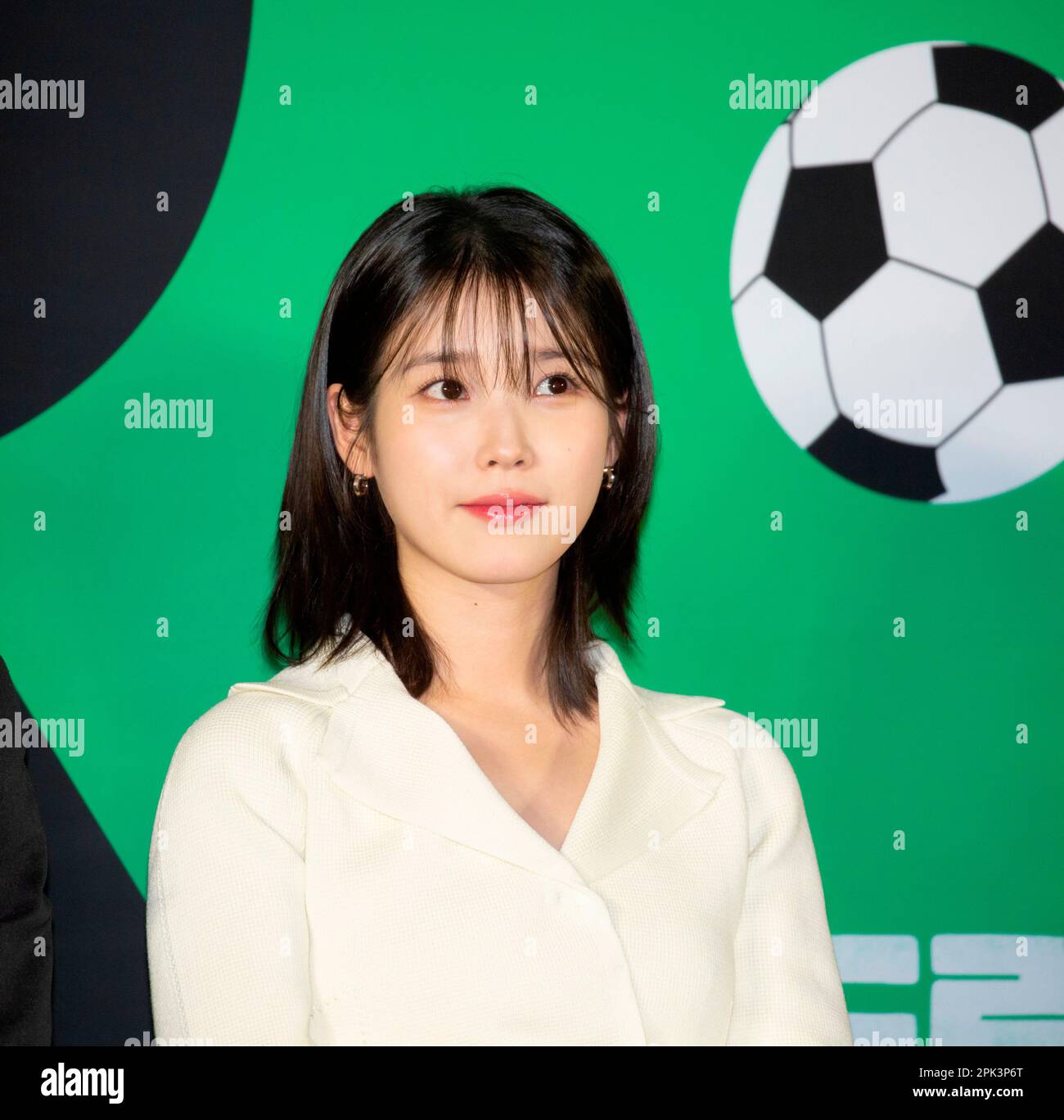IU, 30 mars 2023 : Cast Member du nouveau film sud-coréen 'DREAM', IU assiste à une conférence ...
