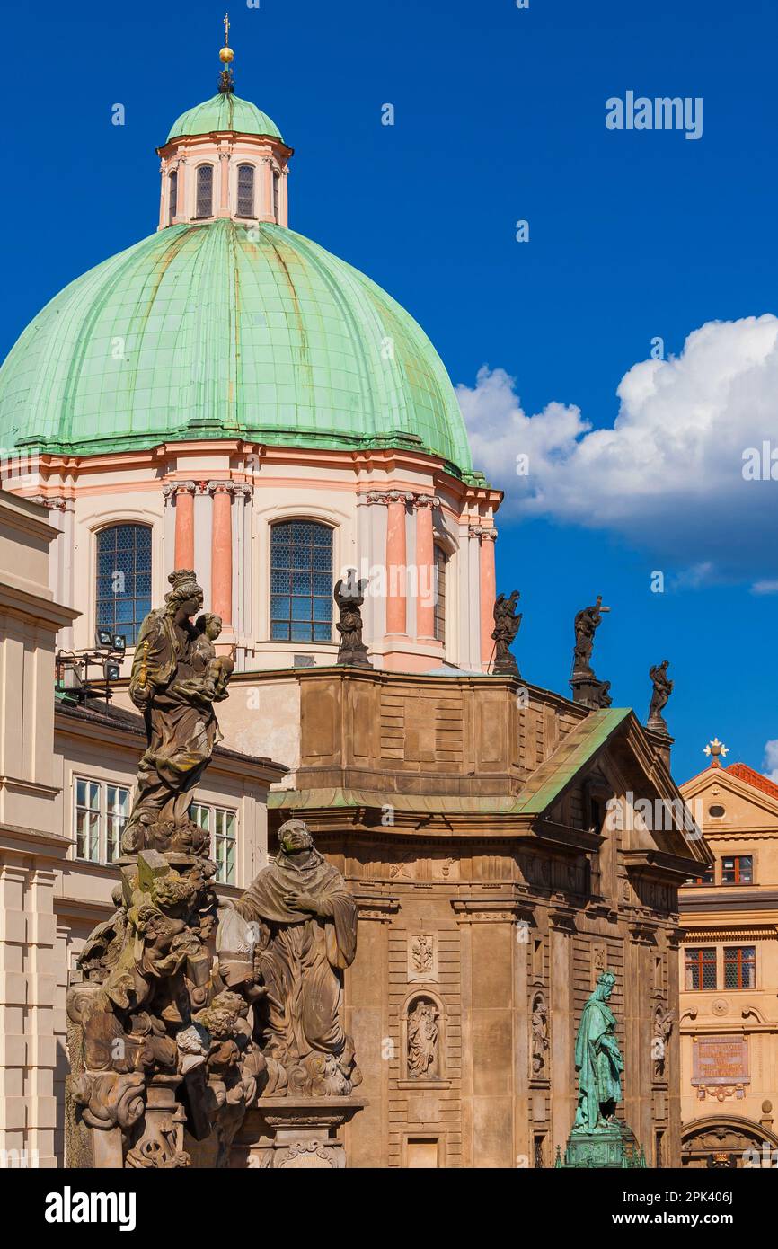 Baroque St. Eglise François d'Assise avec statue de la Vierge Marie du ...