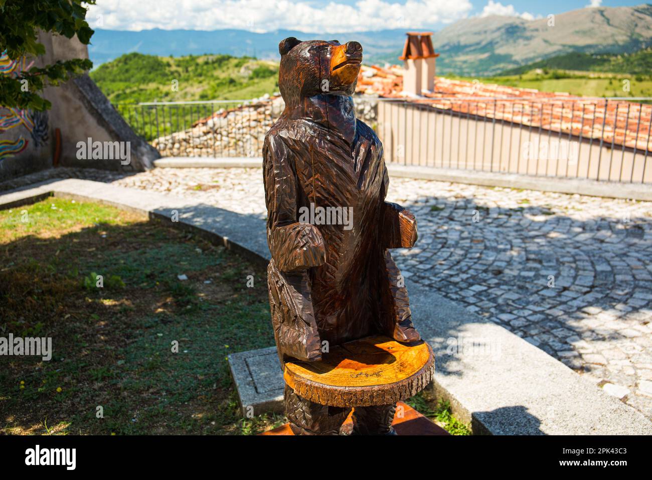 Sculpture en bois d'un ours, symbole du parc national des Abruzzes ...