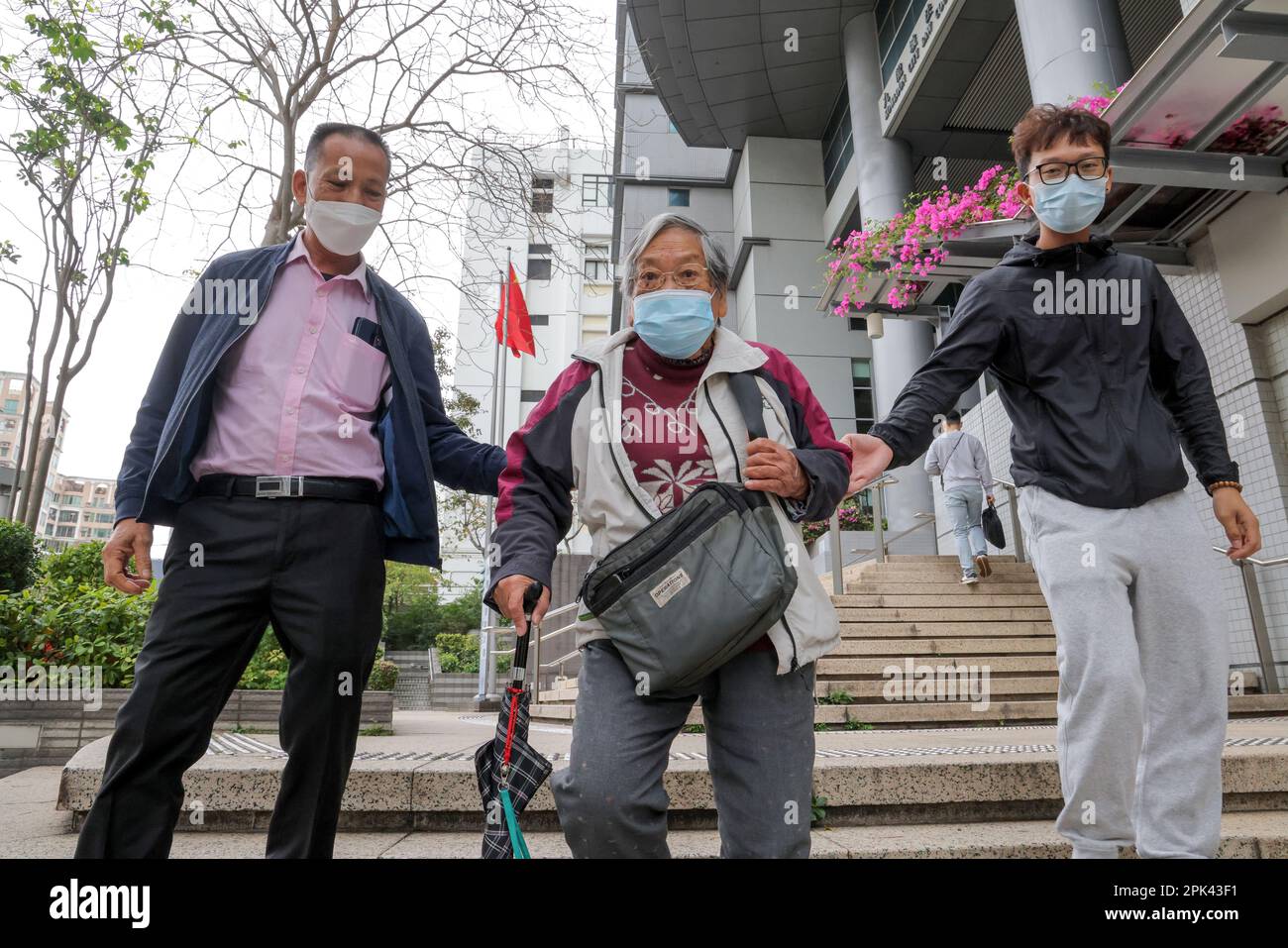 Chan Tak-ching (au centre) quitte le tribunal de Kowloon avec son ...