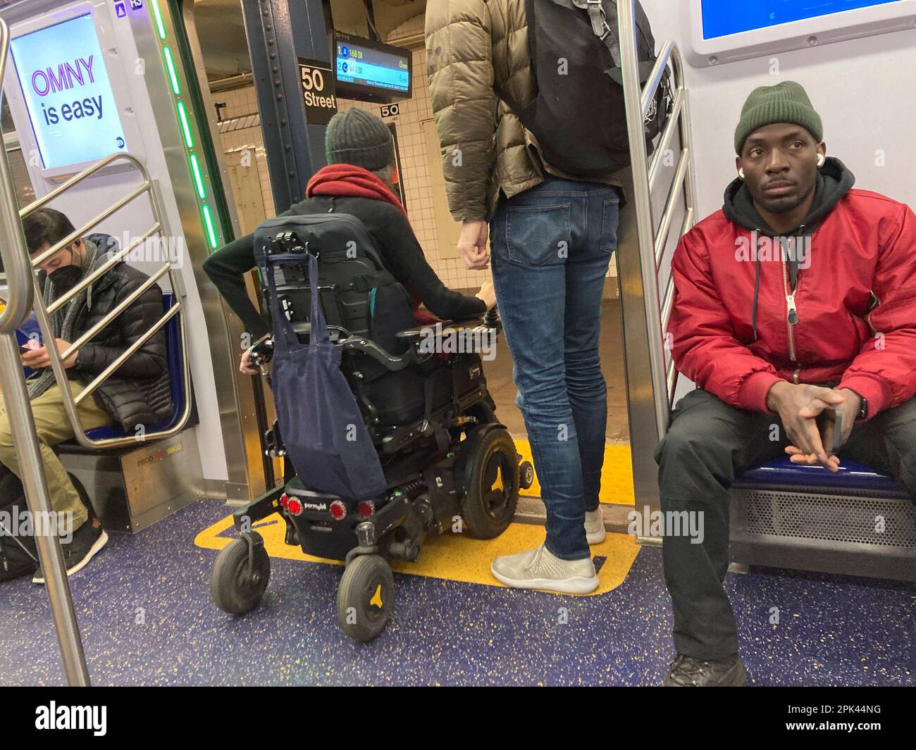 Le voyageur en fauteuil roulant quitte le Train A dans le métro de New ...