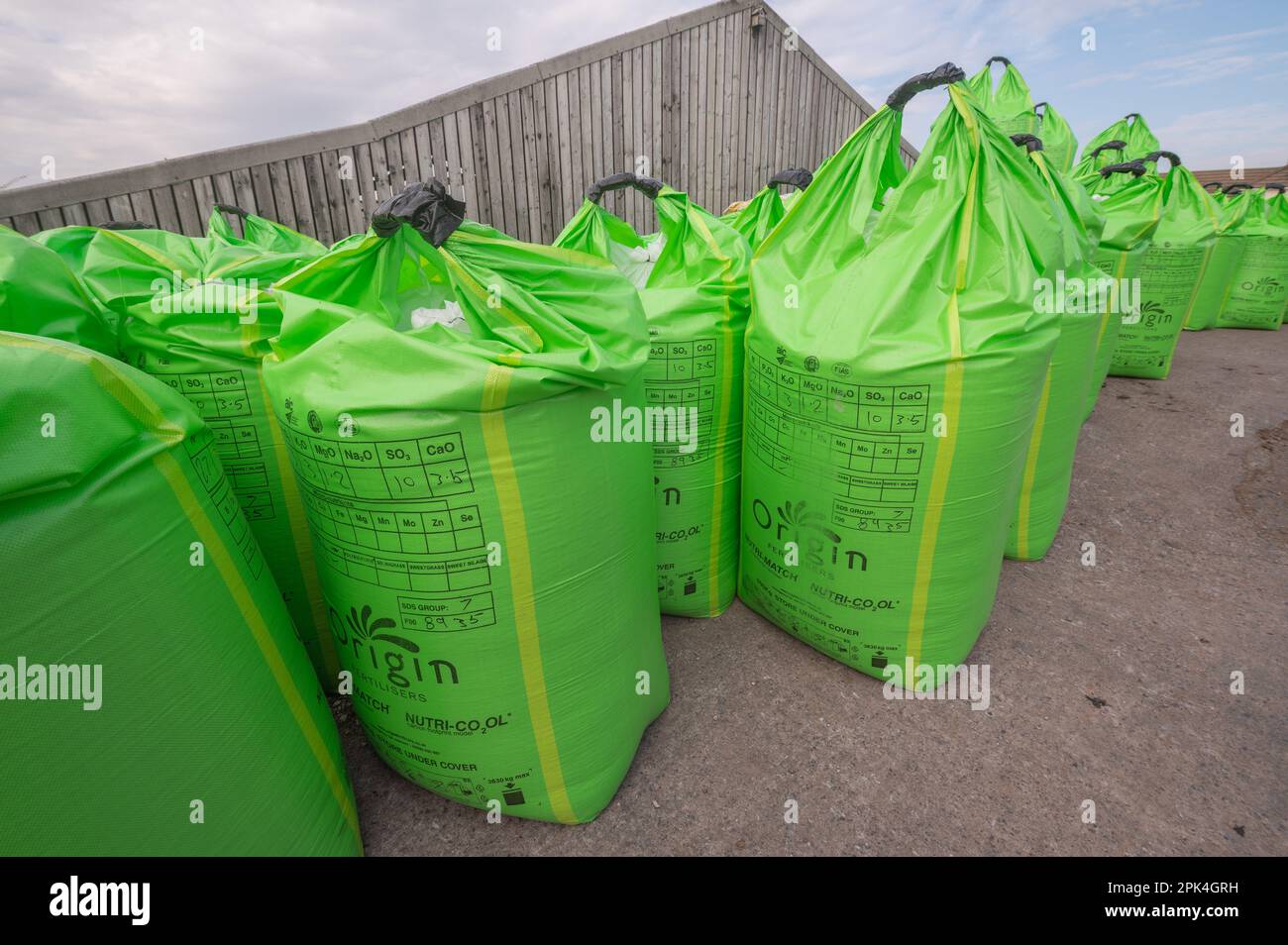 Sacs d'engrais dans une ferme laitière de Carmarthenshire, pays de ...