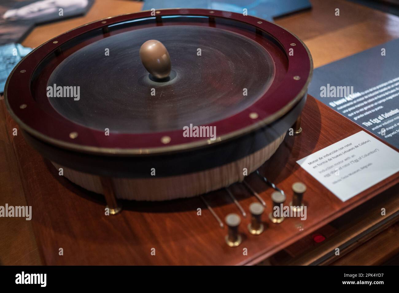 Moteur à induction avec rotor en forme d'oeuf (Egg of Colombus ...