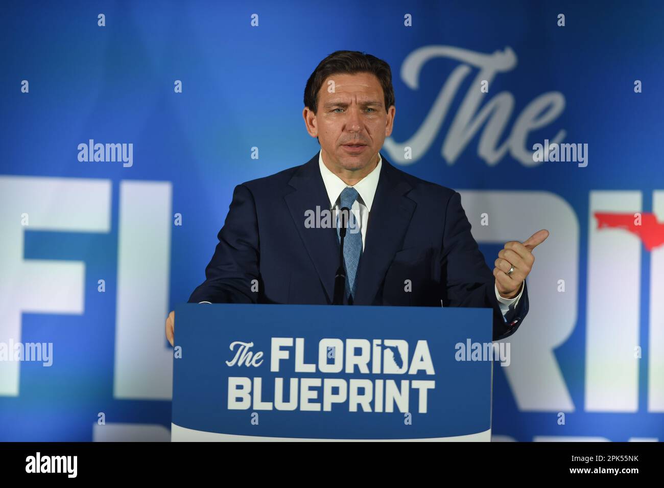 Le gouverneur Ron DeSantis (républicain de la Floride) prononce des remarques sur « et à la ...