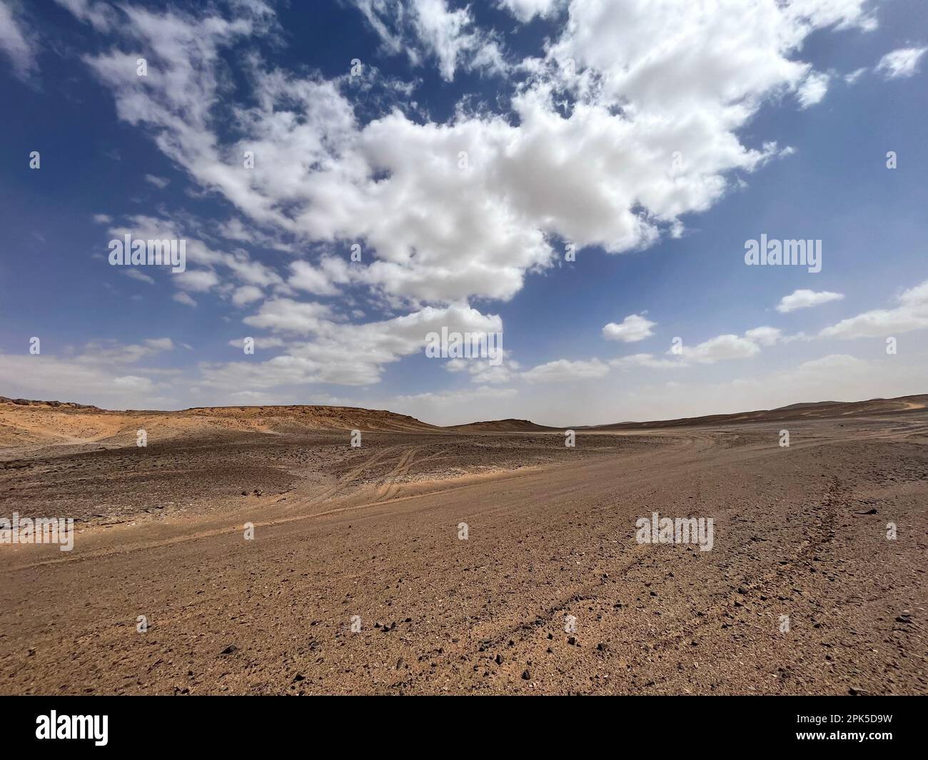 Merzouga, Maroc, Afrique : route panoramique dans le désert du Sahara ...