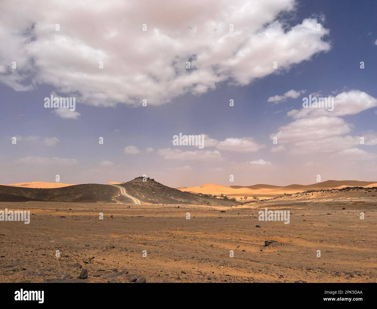 Merzouga, Erg Chebbi, Maroc, Afrique, route panoramique dans le désert ...