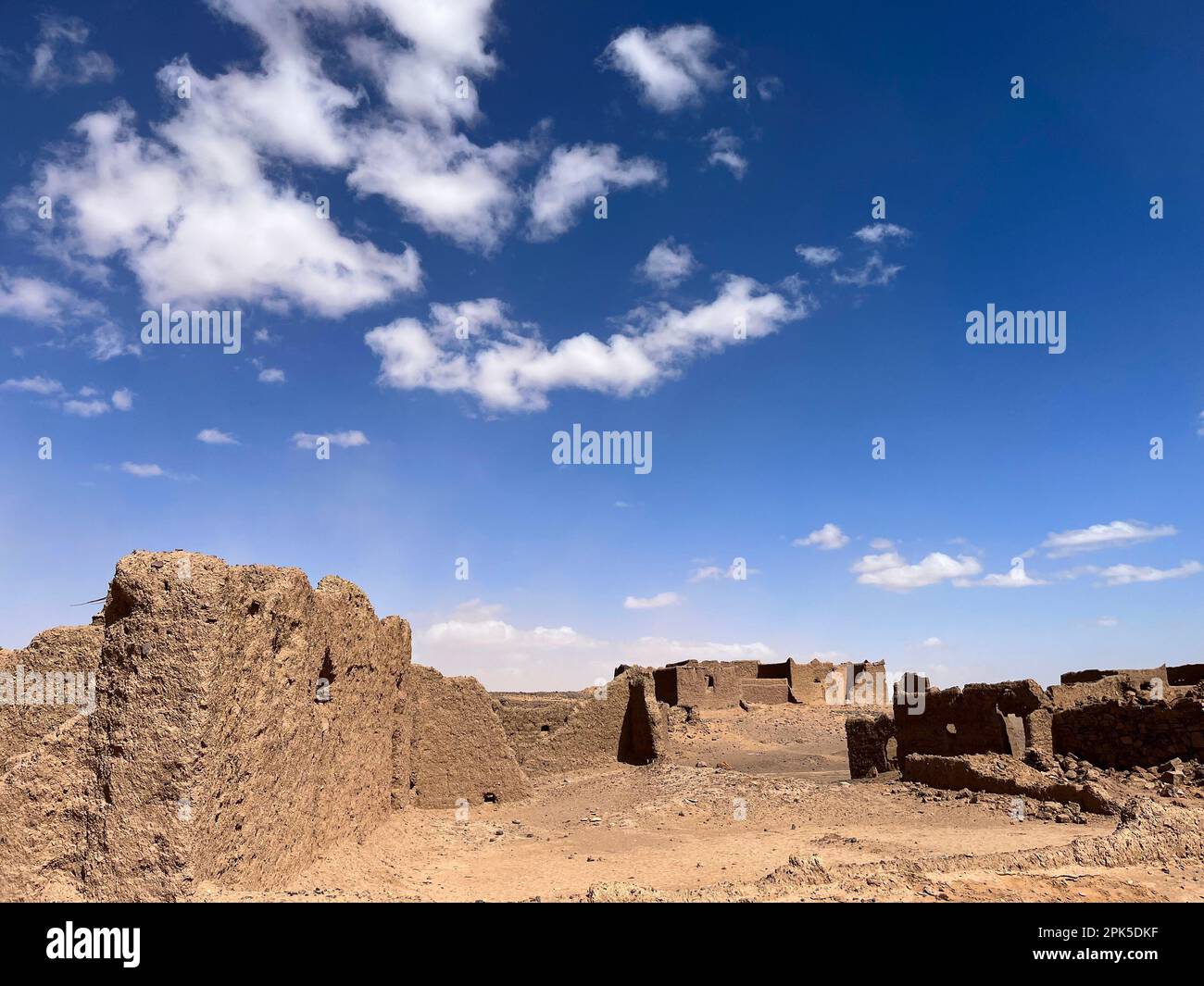 Merzouga, Maroc, Afrique : route panoramique dans le désert du Sahara ...
