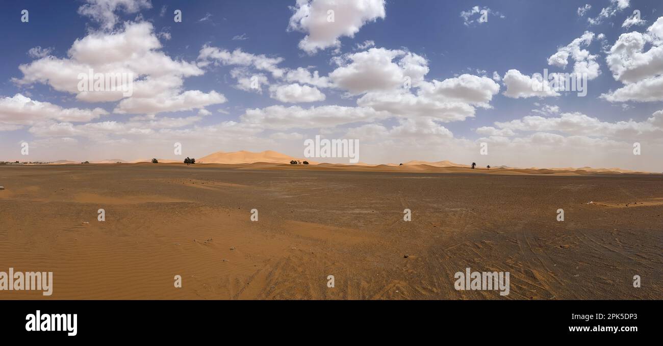Merzouga, dunes d'Erg Chebbi, Maroc, Afrique, route panoramique dans le désert du Sahara avec ...