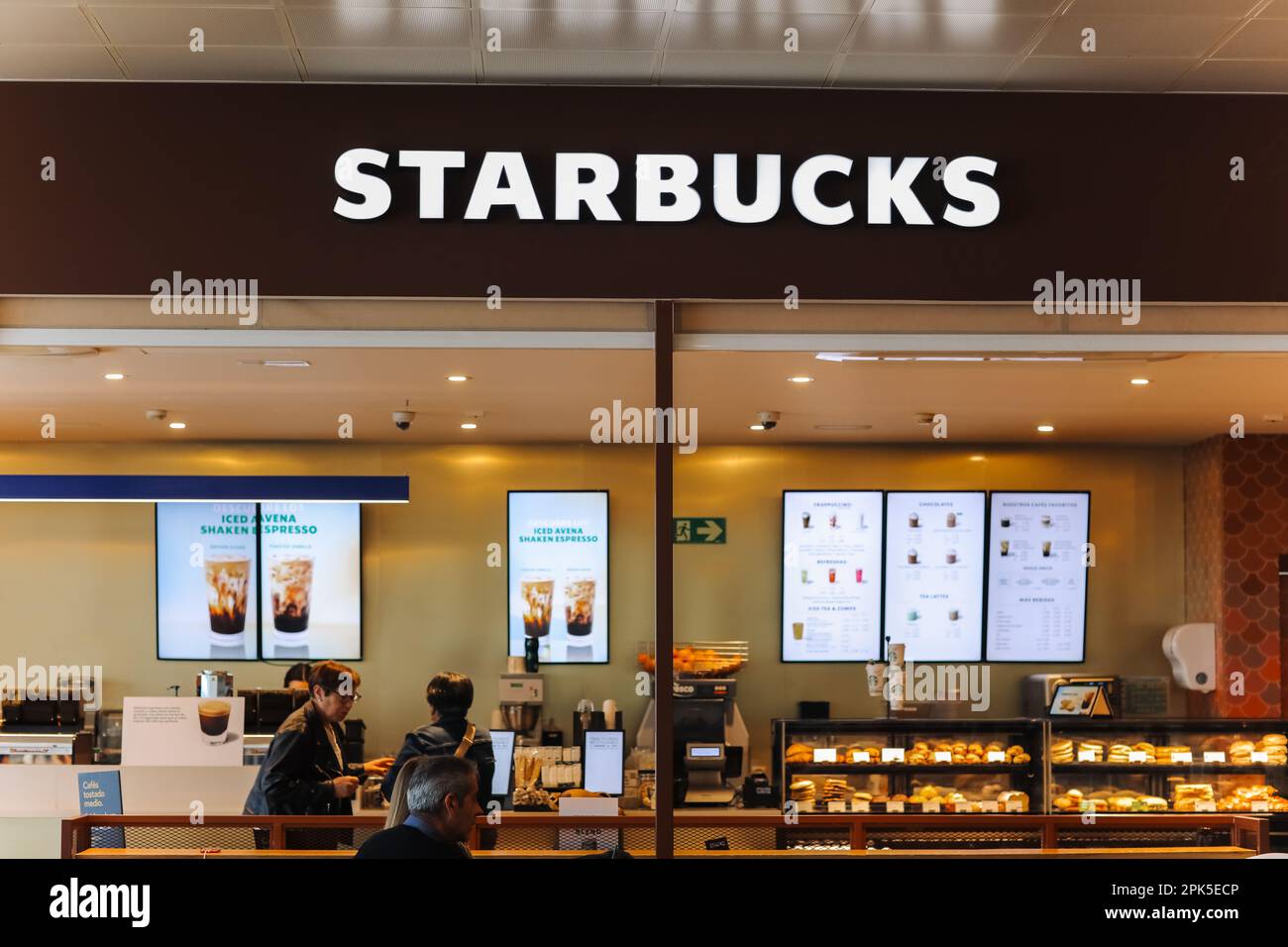 Valence, Espagne: 18 mars 2023: Café Starbucks au hall des départs de l ...