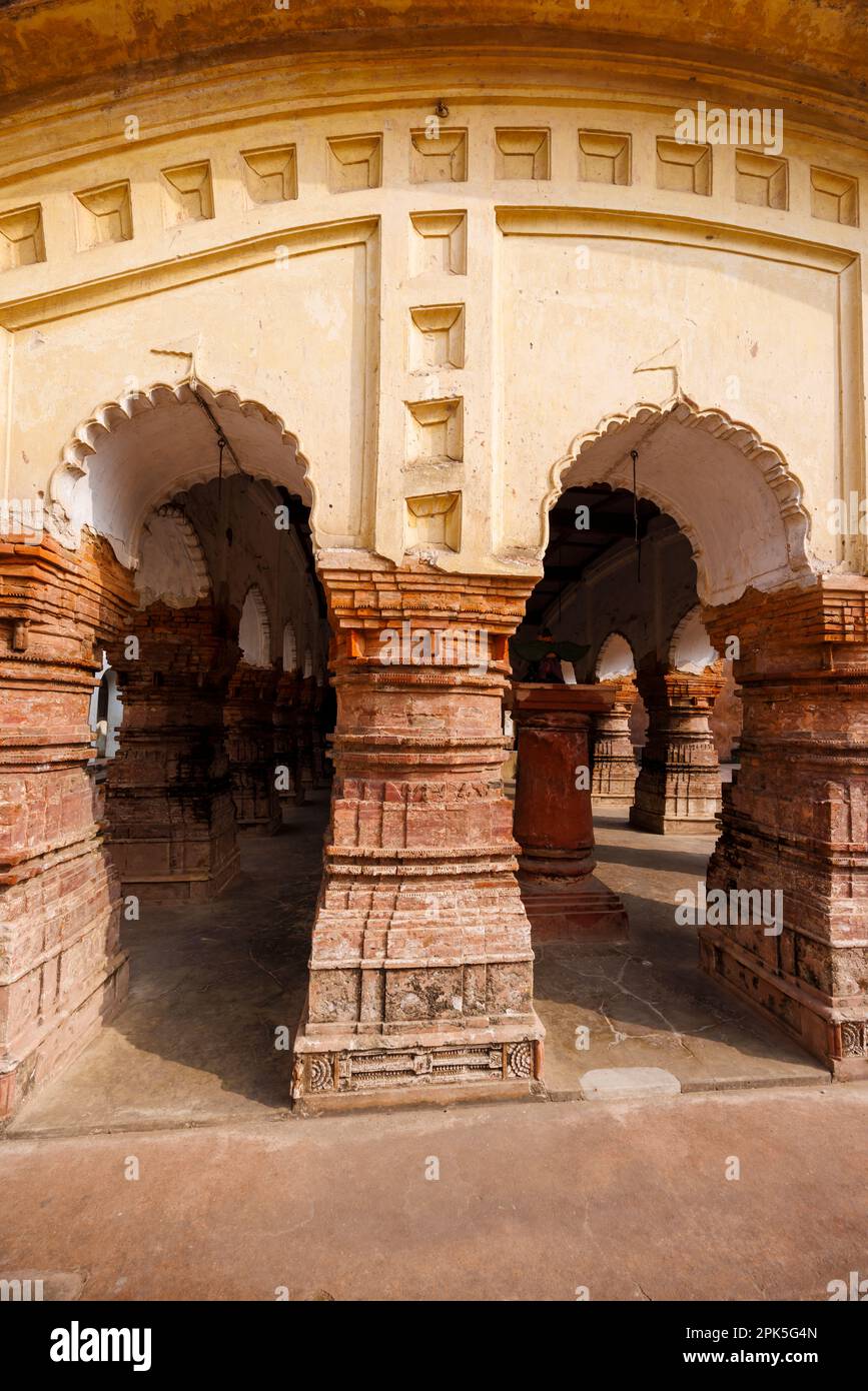 Un mandap Char–Chala (quatre toits inclinés) devant le temple de Lalji ...
