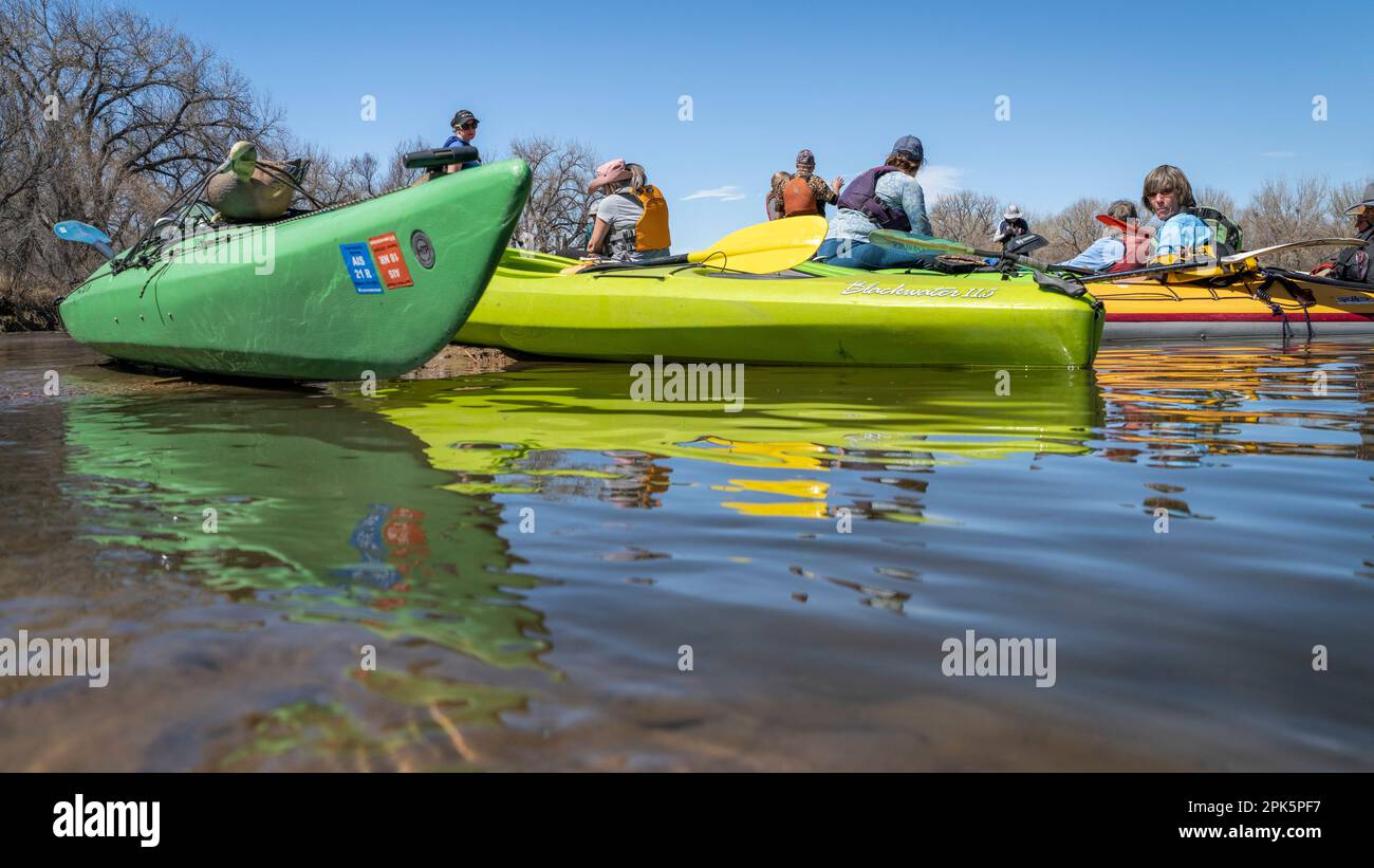Evans, CO, Etats-Unis - 1 avril 2023: Un groupe de kayakistes se repose ...
