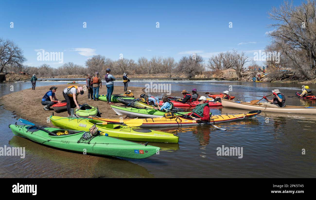 Evans, CO, Etats-Unis - 1 avril 2023: Un groupe de kayakistes se repose ...