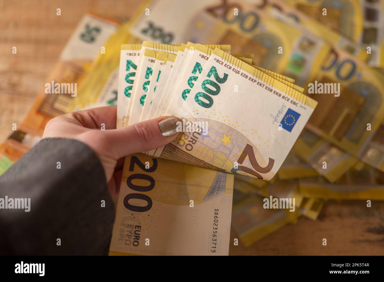 200 billets en euros. Recalcul de l'argent. Comptage des billets en ...