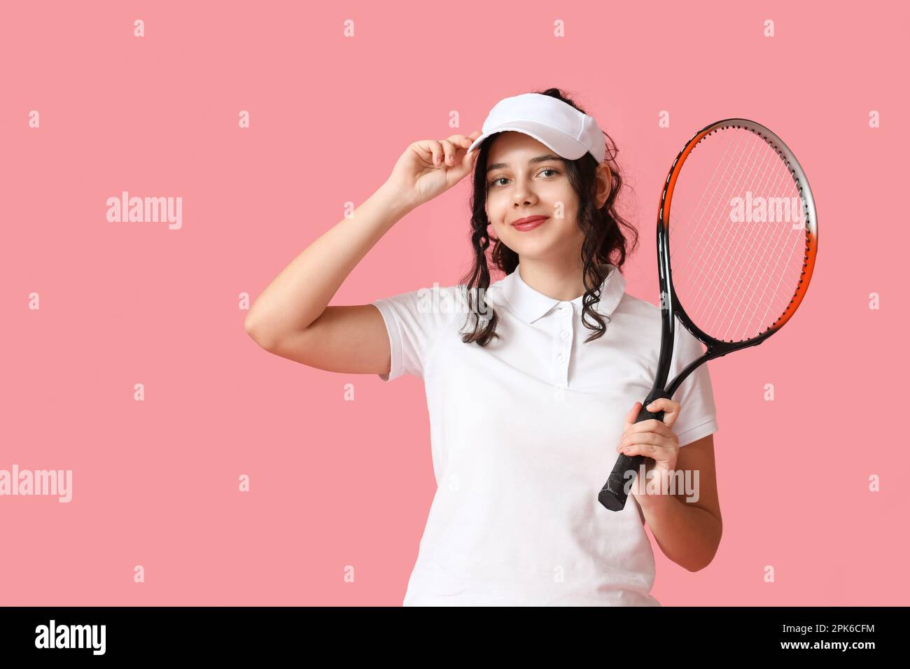 Adolescente caucasienne avec raquette de tennis Banque de photographies ...