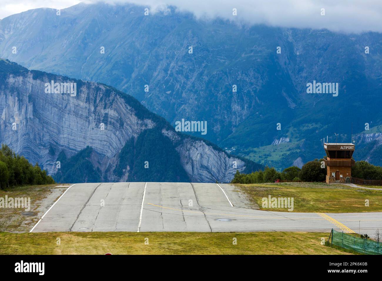 Altiport, LFHU, aérodrome à 1840 mètres d'altitude dans les Alpes ...