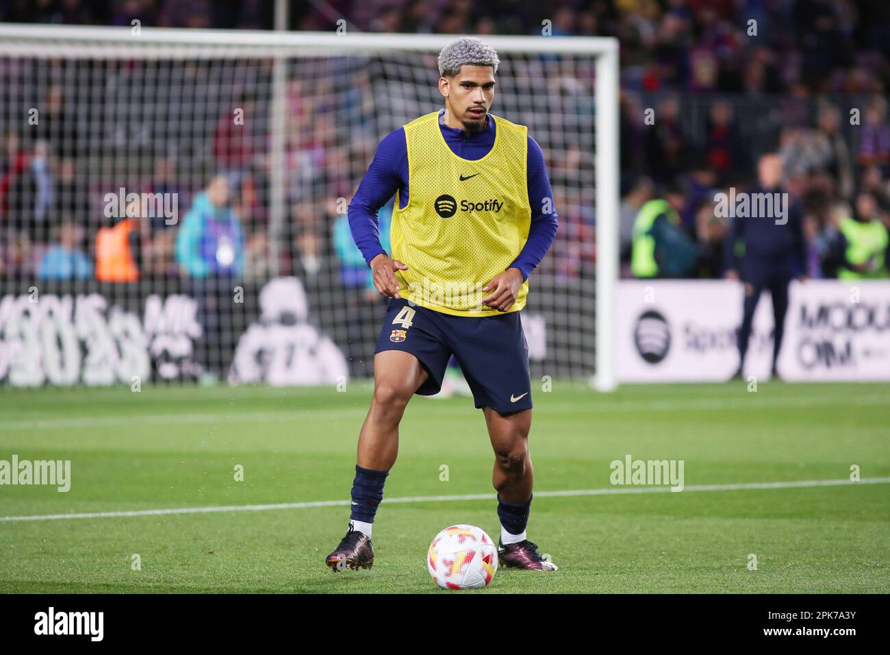 5 avril 2023, Rome, Espagne: Ronald Araujo du FC Barcelone se réchauffe ...