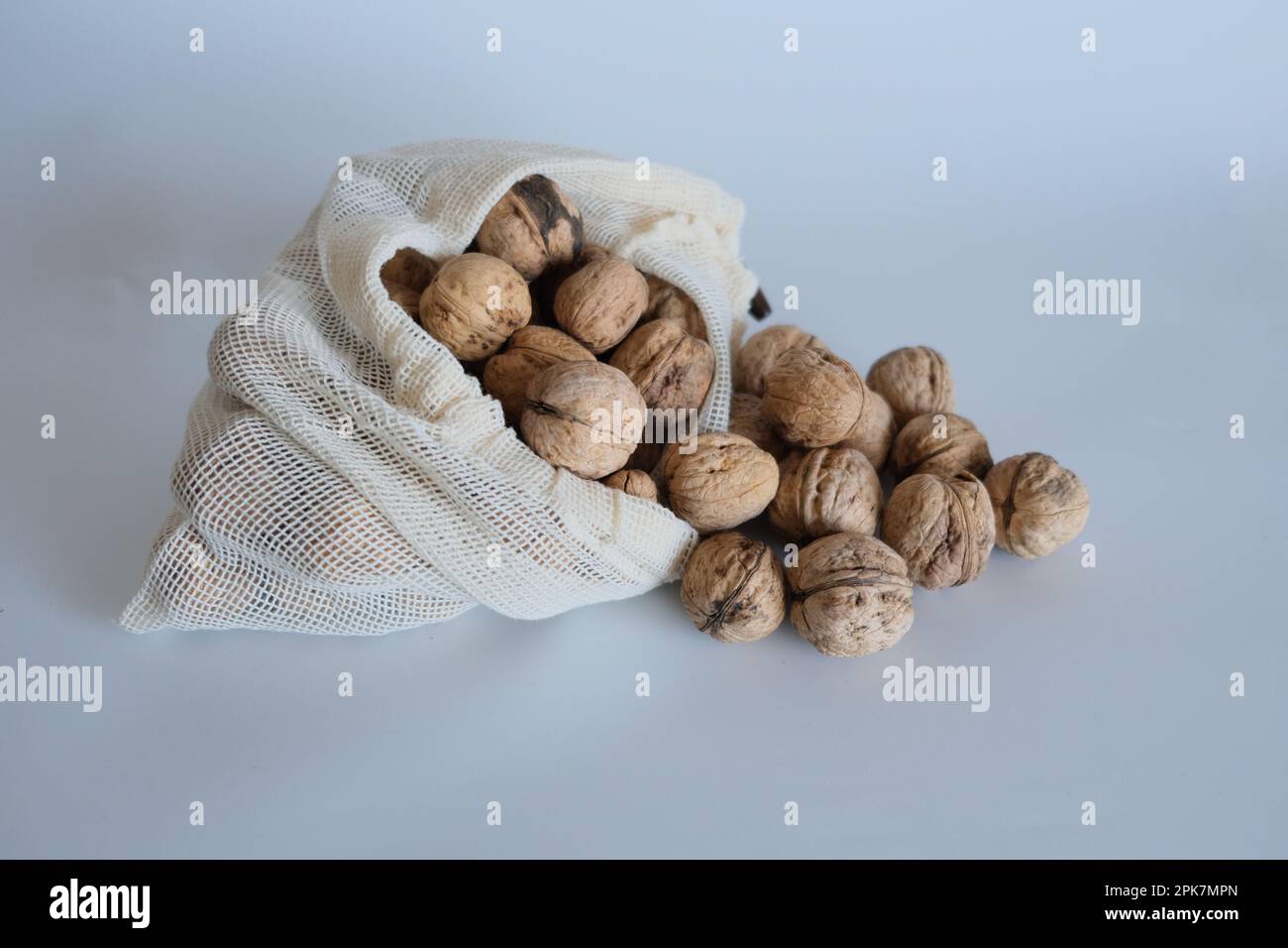 Noix décortiquées, pile de noix en shelline tombant d'un sac en tissu ...
