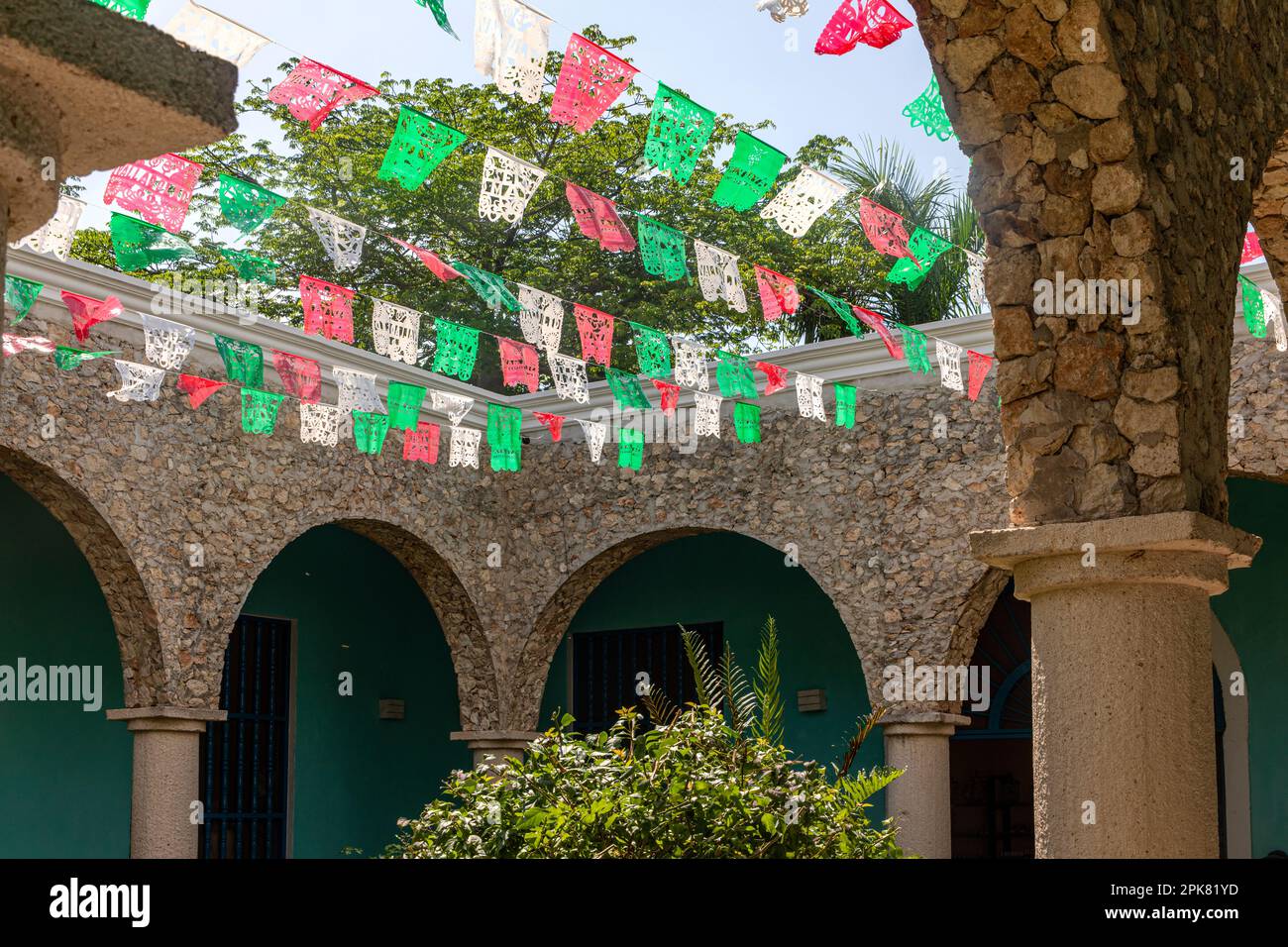 Grand patio sur une terrasse à l'extérieur d'une Hacienda mexicaine ...
