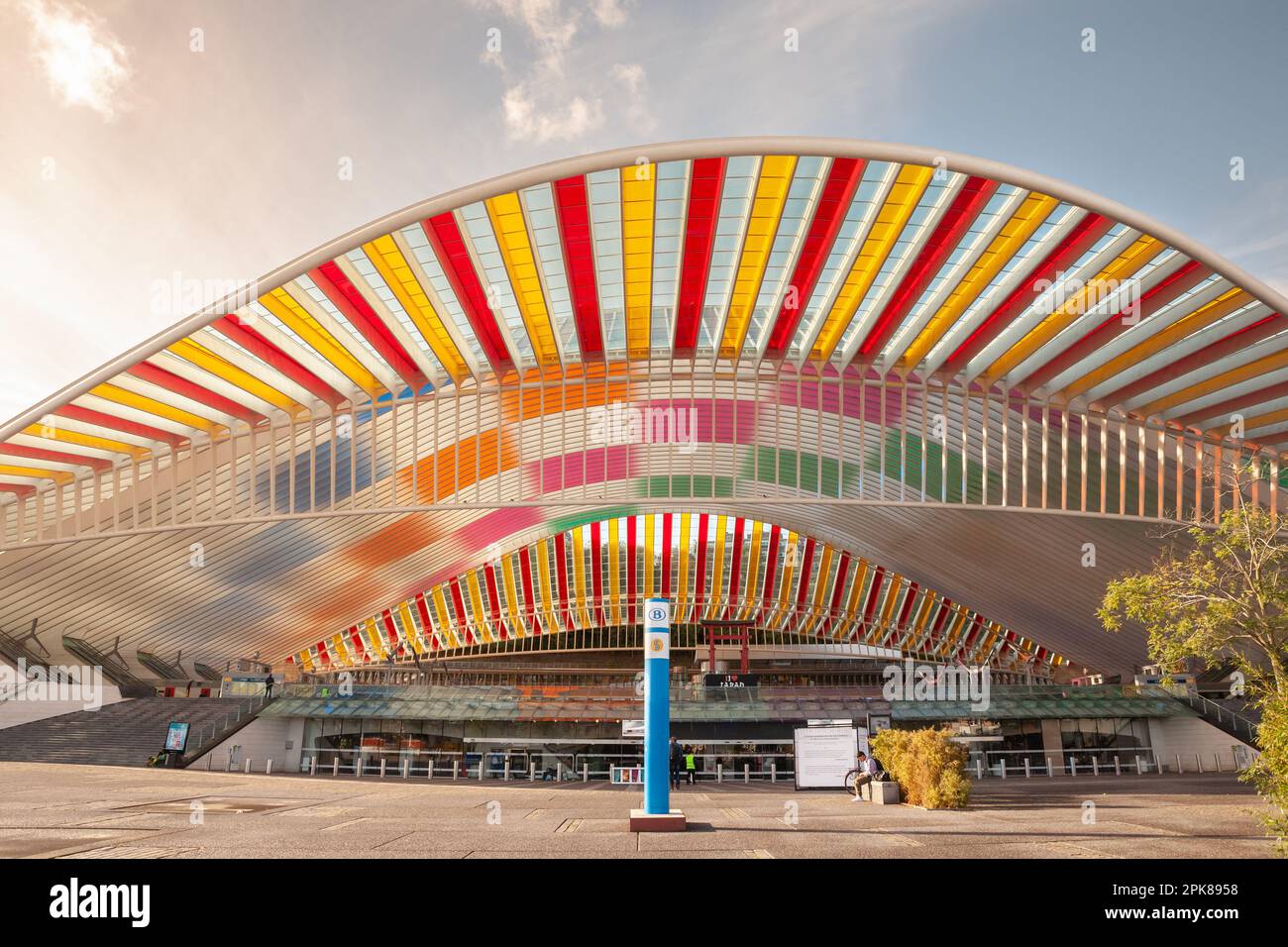Photo de l'entrée de la gare de Liège Guillemins. La gare de Liège ...