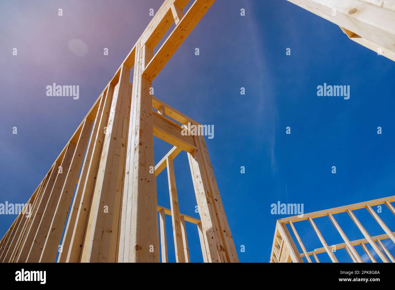 Pendant la construction l'installation de la poutre de charpente est une étape la plus ...