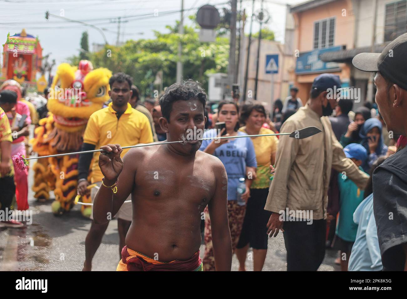 Un hindou tamoul participe au rituel de piercing des joues lors de la ...