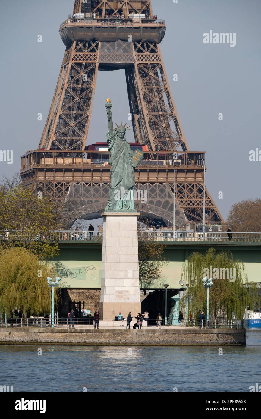 Paris, France - 04 05 2023 : vue sur la Statue de la liberté, pont ...