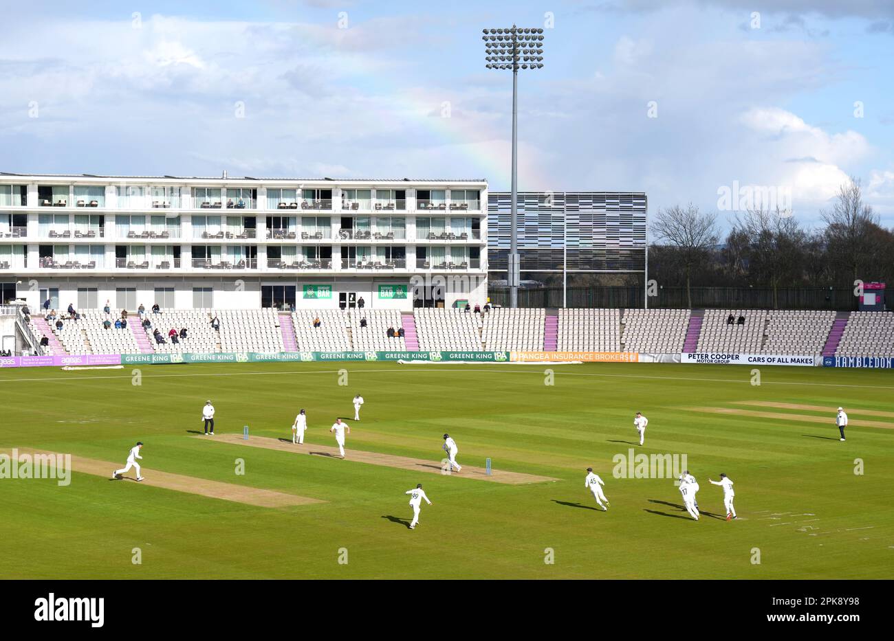 Luke Fletcher, de Notinghamshire, célèbre le cricket de Nick Gubbins ...