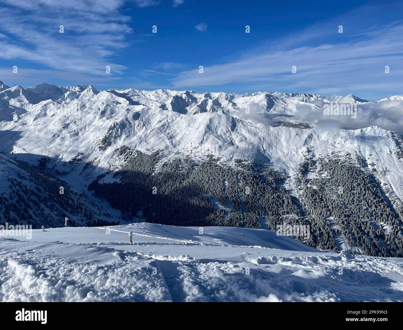 Neige profonde dans la station de ski axamer lizum Banque de ...