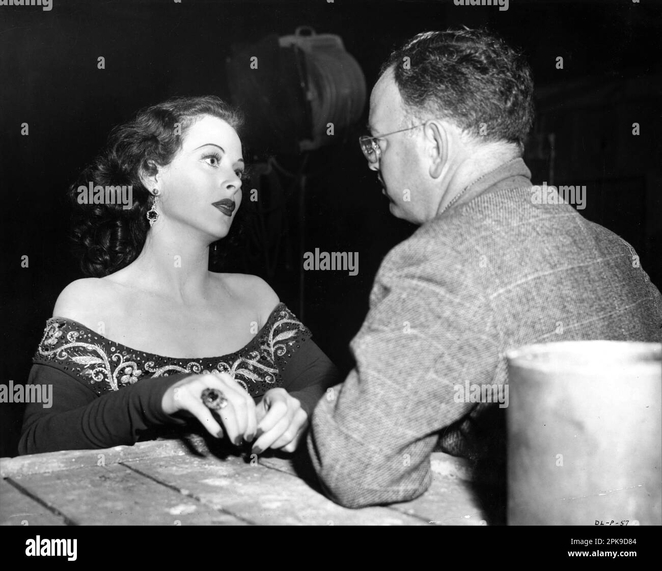 HEDY LAMARR et le rédacteur en chef JAMES NEWCOM sur le set Candid ...