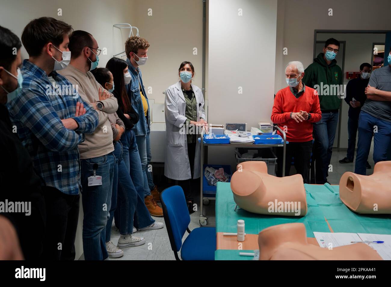 Docteur Pierre Mares, gynécologue obstétricien et étudiants en médecine ...