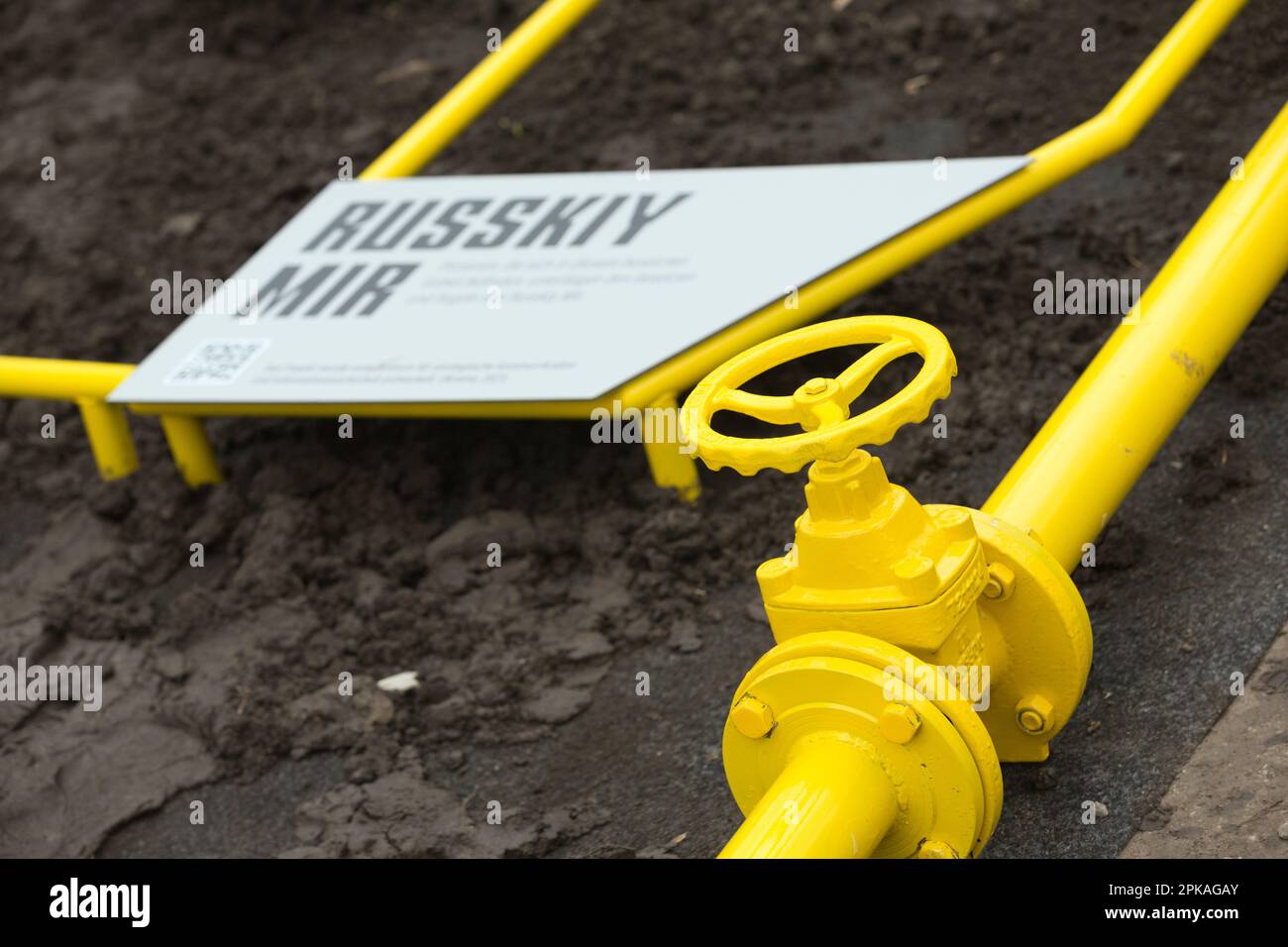 24.02.2023, Allemagne, Berlin, Berlin - installation Russkij Mir à l ...