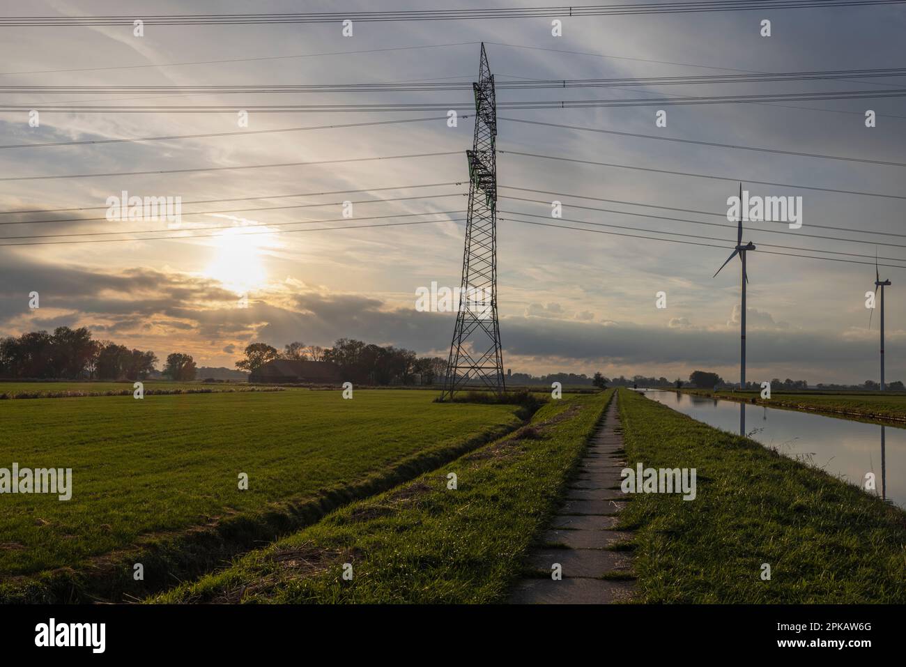 Lumière du soir juste avant le coucher du soleil, ligne électrique ...