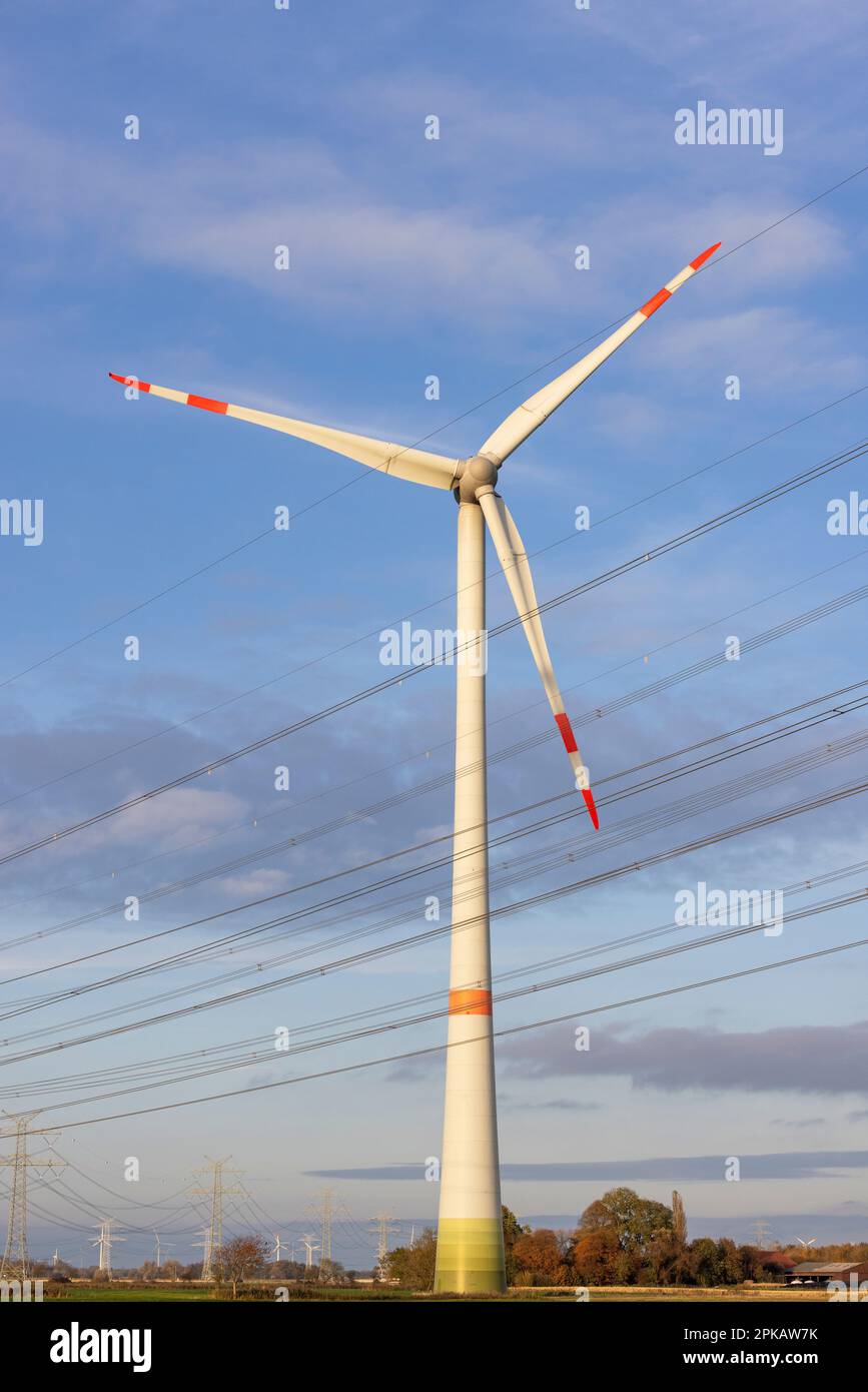 Ligne électrique aérienne, à l'arrière-plan de l'éolienne au canal EMS ...