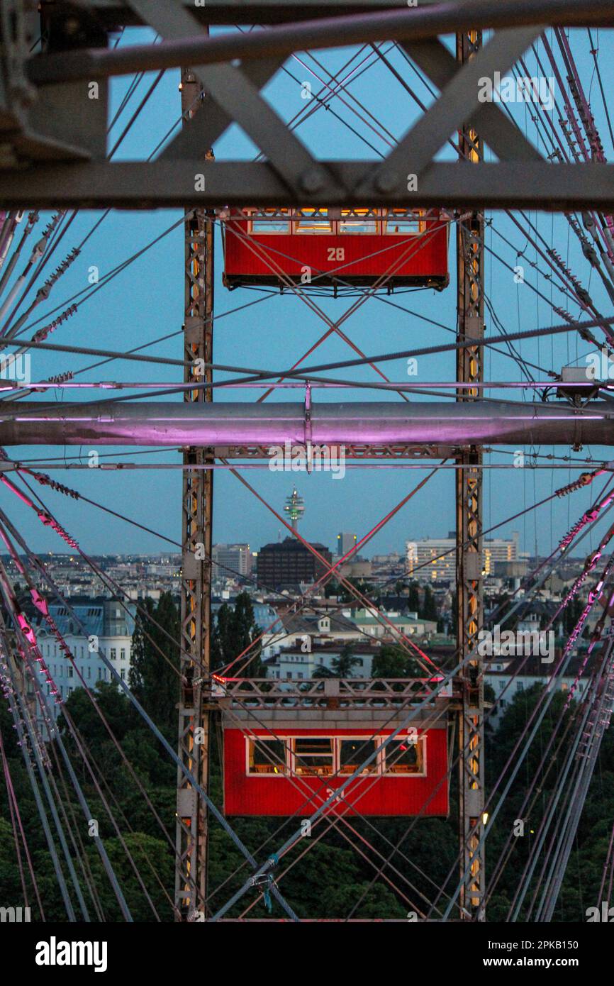 En soirée, en Autriche, vous pourrez monter à vélo avec la célèbre roue ...